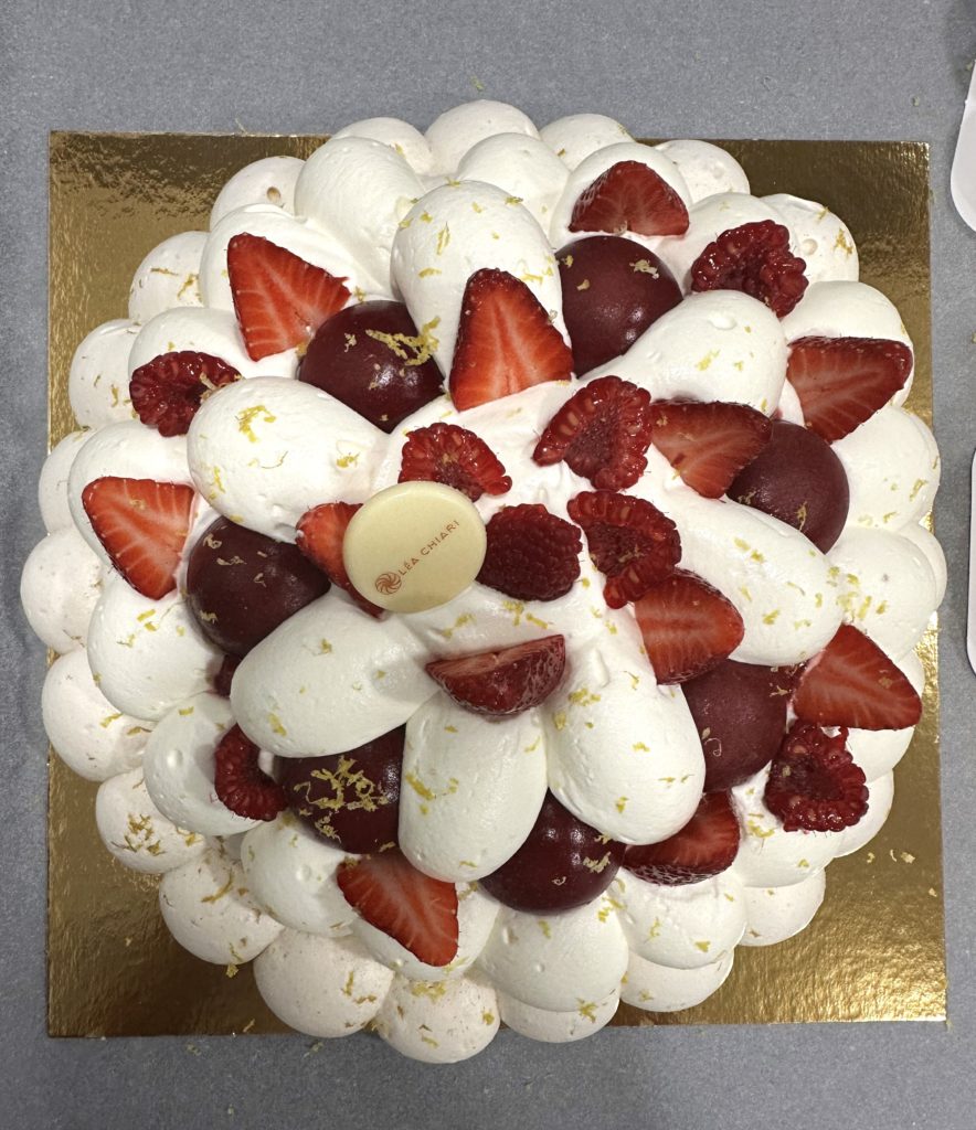 Pavlova Iris fruits rouges 6/8 parts – Léa Chiari pâtisserie